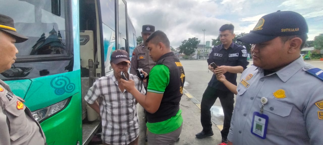 Ops Keselamatan Krakatau Cek Kesehatan Dan Pemeriksaan Alkohol Driver Bus, Travel Dan Pengguna ...